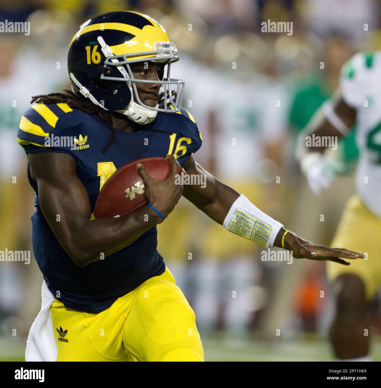Michagan Wolverines quarterback Denard Robinson (16) rushes against ...