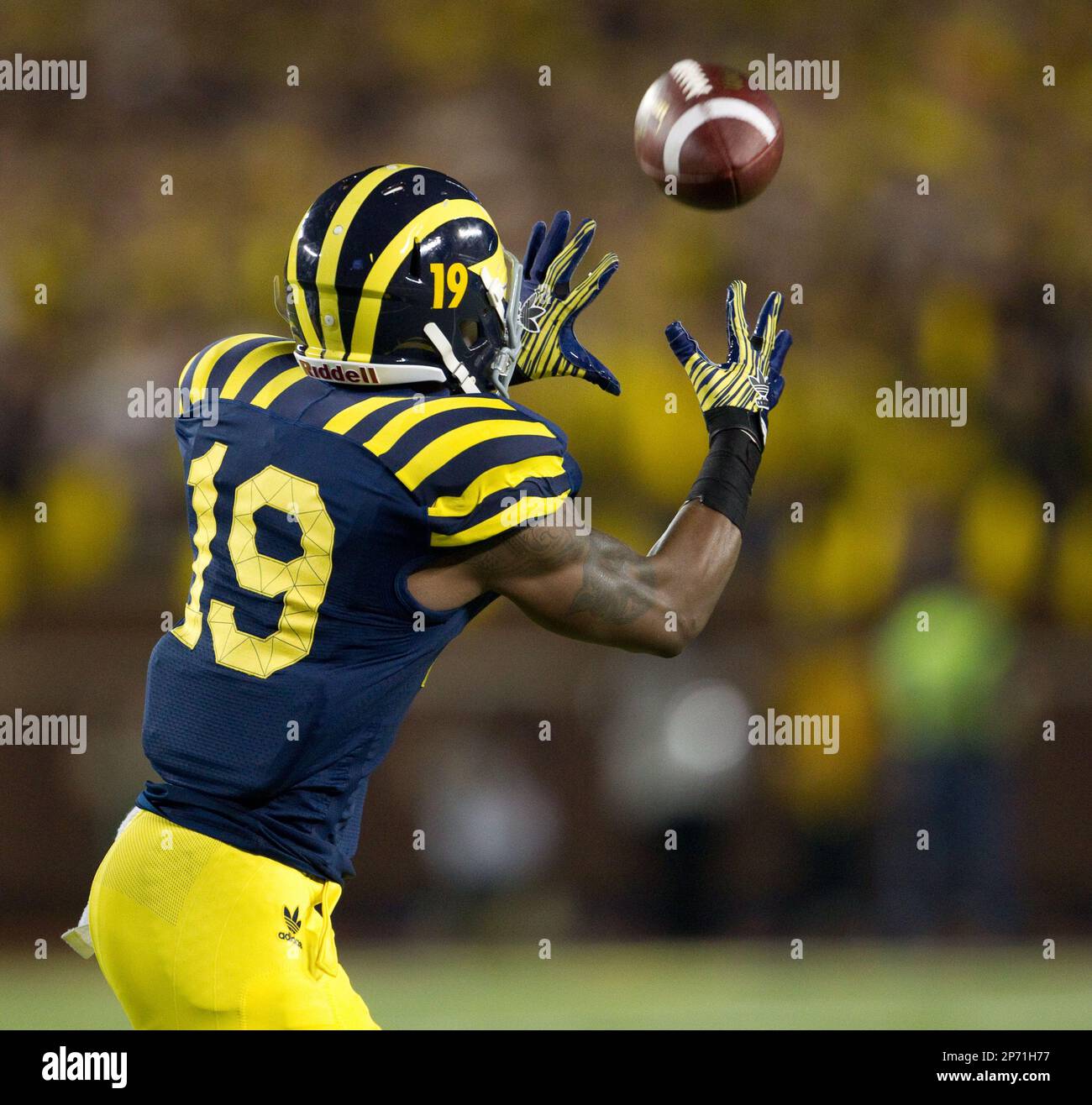 Michagan Wolverines wide receiver Kelvin Grady (19) makes a catch while ...