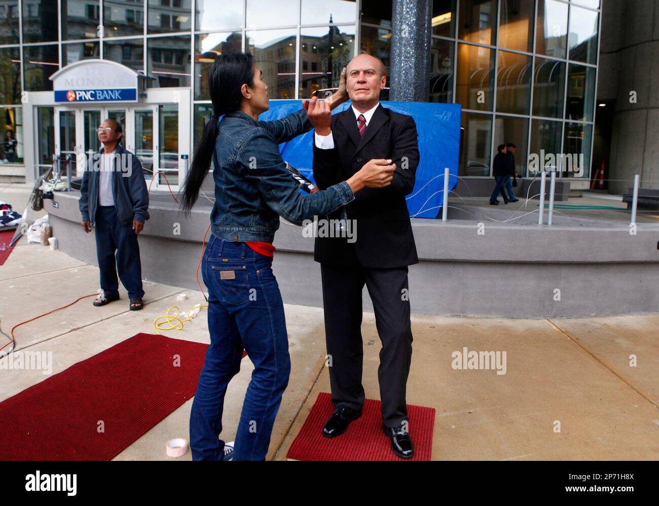 Sunti Pichetchaiyakul of Bigfork, Montana installs his piece ...