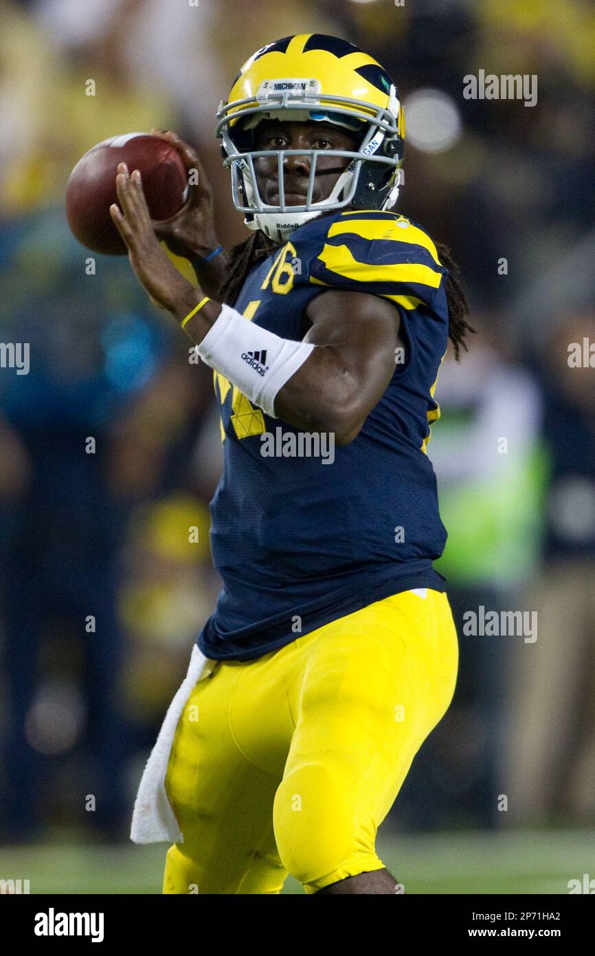 Michagan Wolverines quarterback Denard Robinson (16) passes against ...
