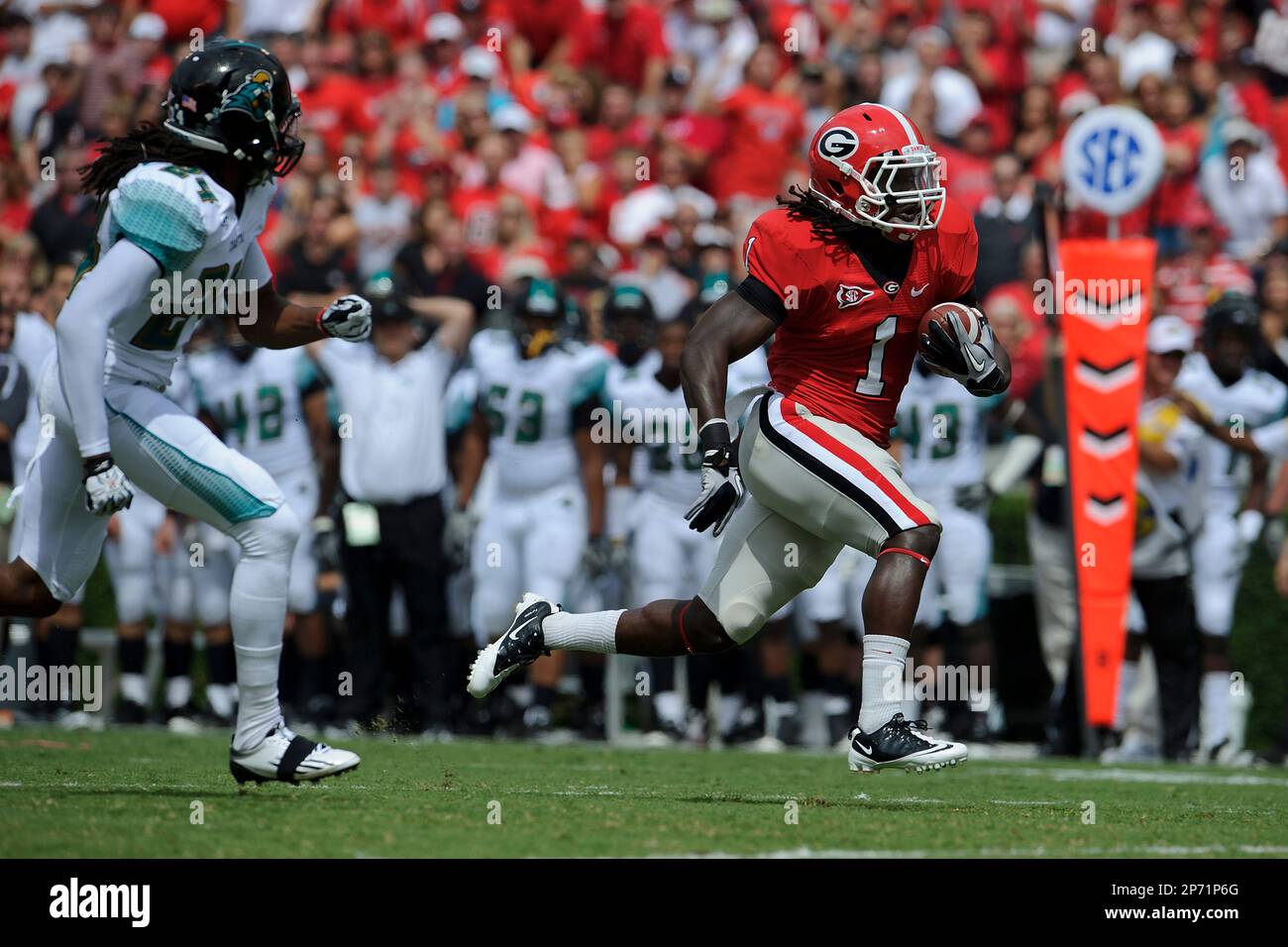 Georgia Bulldogs running back Isaiah Crowell (1) carries the ball past ...