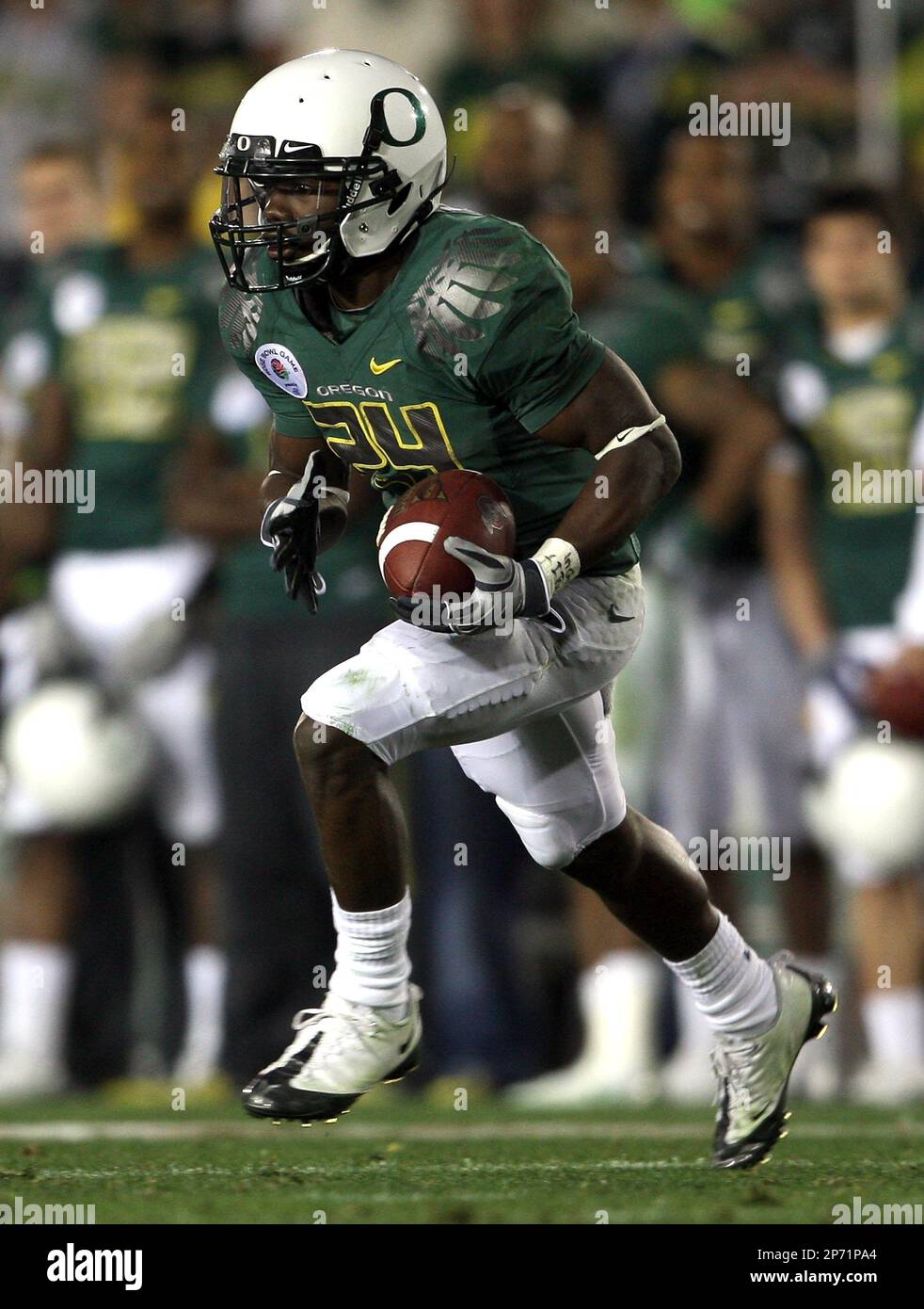 Running back Kenjon Barner (24) runs the ball against the Ohio State ...