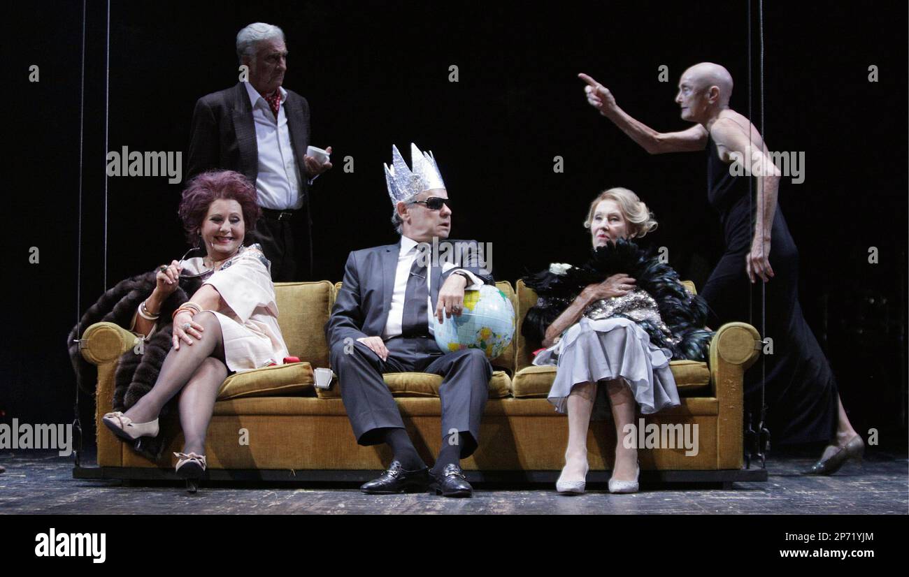 Die Schauspieler Alexander Waechter in der Rolle des Feenkoenig ...