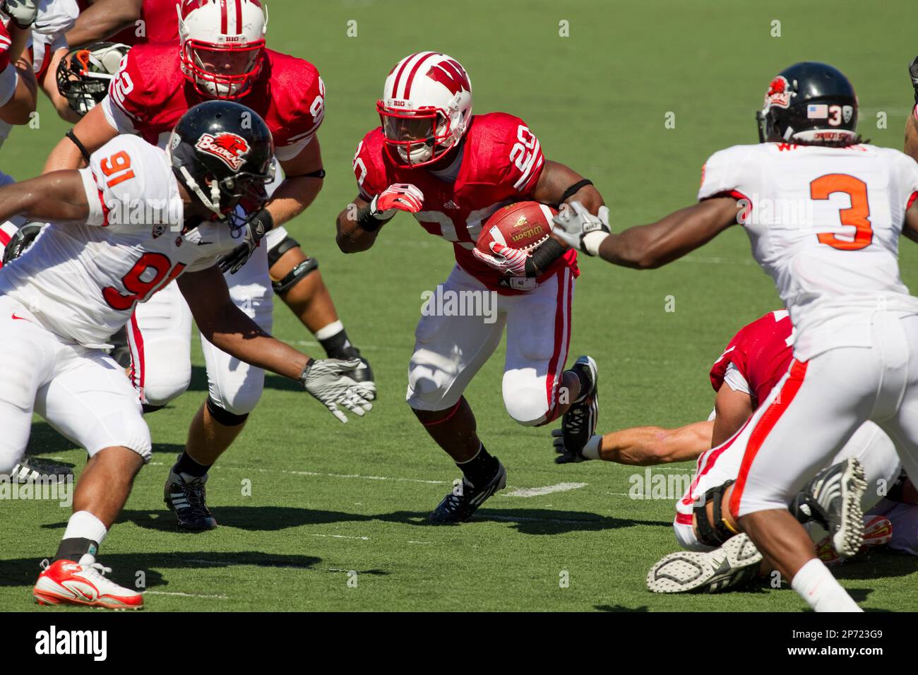 Wisconsin Badgers running back James White (20) carries the ball during ...