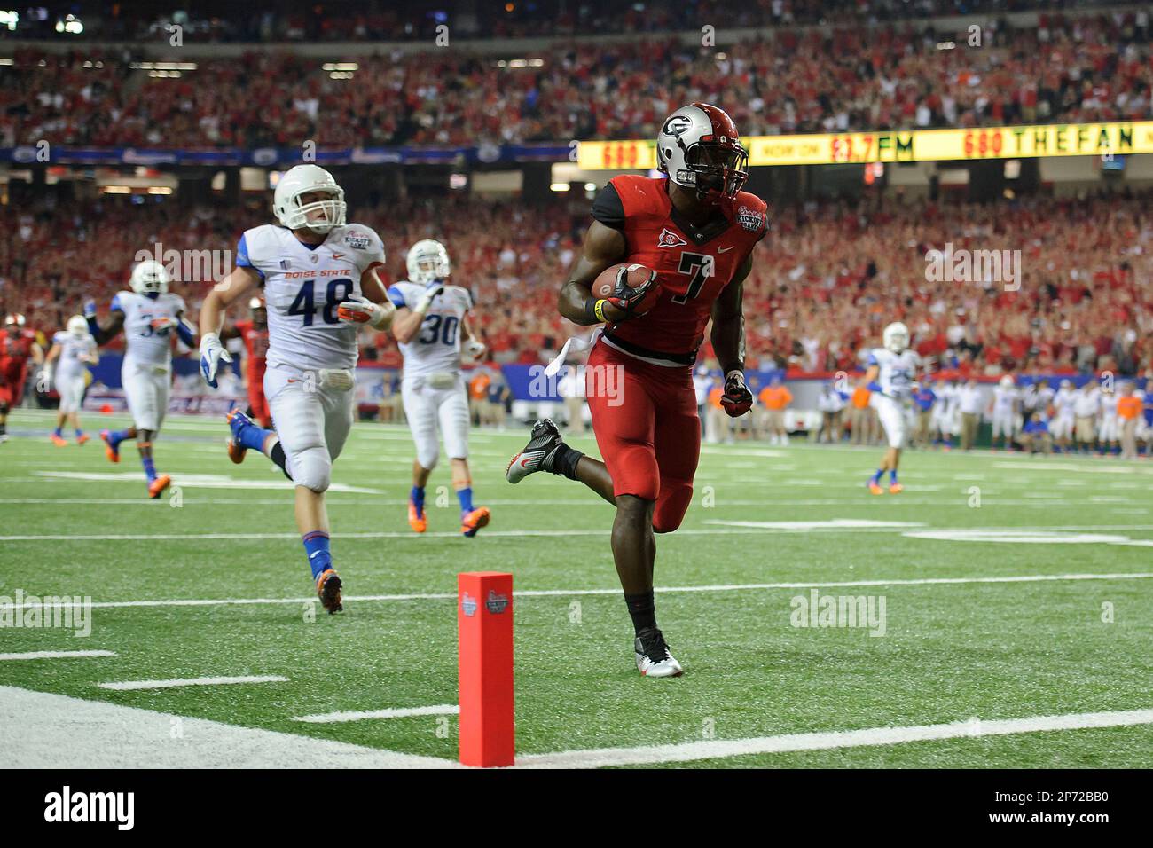 Georgia Bulldogs tight end Orson Charles (7) gets past Boise State ...