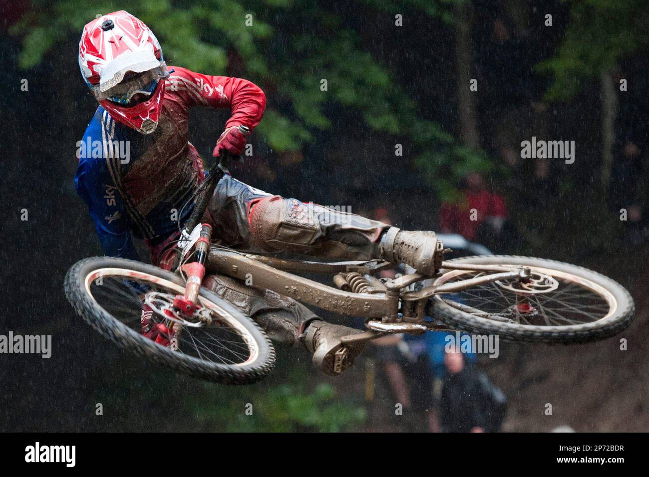 British Danny Hart speeds down the course to win the men's Elite ...