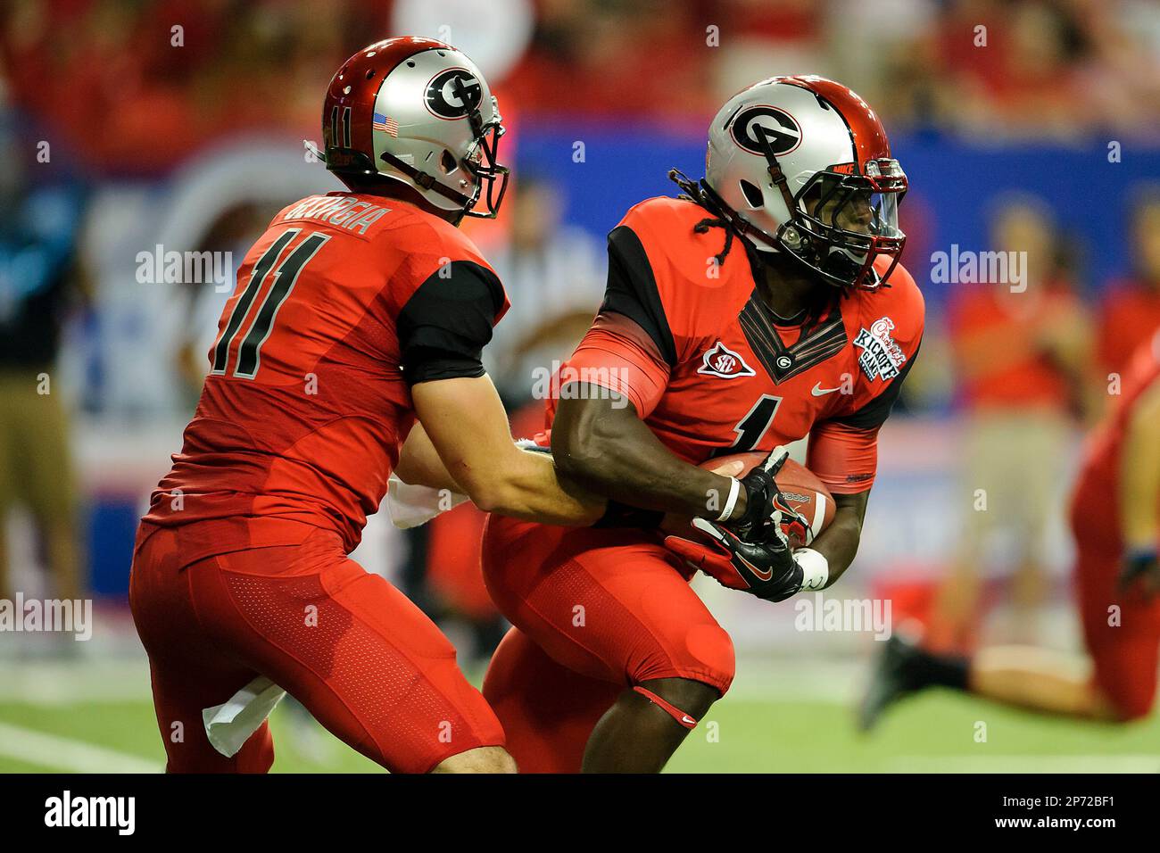 Georgia Bulldogs quarterback Aaron Murray (11) hands off to running ...