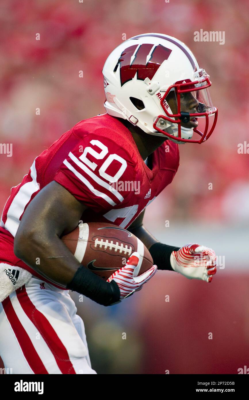 Wisconsin Badgers running back James White (20) returns a kick during ...