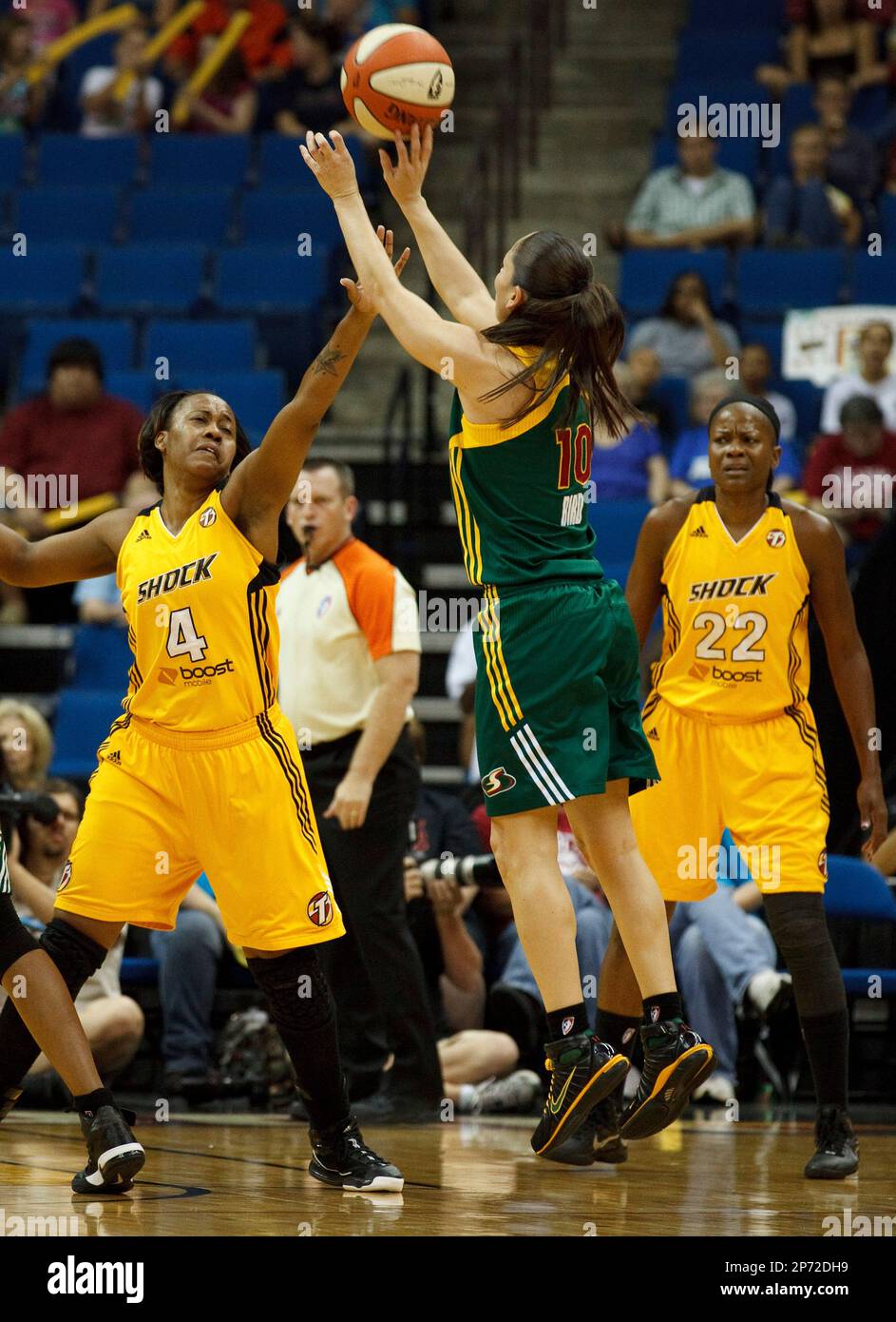 Tulsa Shock forward Amber Holt (4) tries to block a shot by Seattle ...
