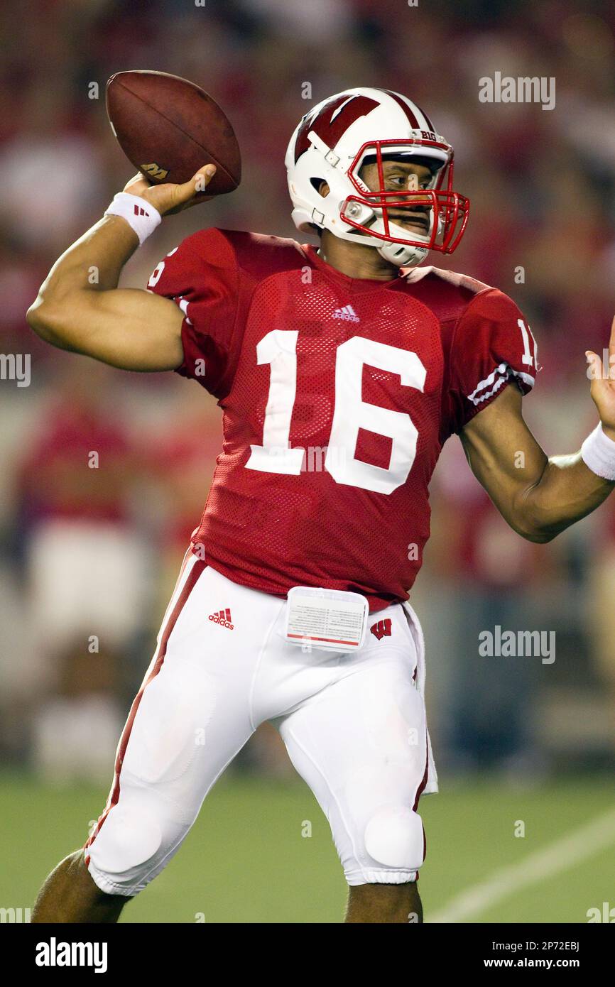 Wisconsin Badgers quarterback Russell Wilson (16) throws a touchdown ...