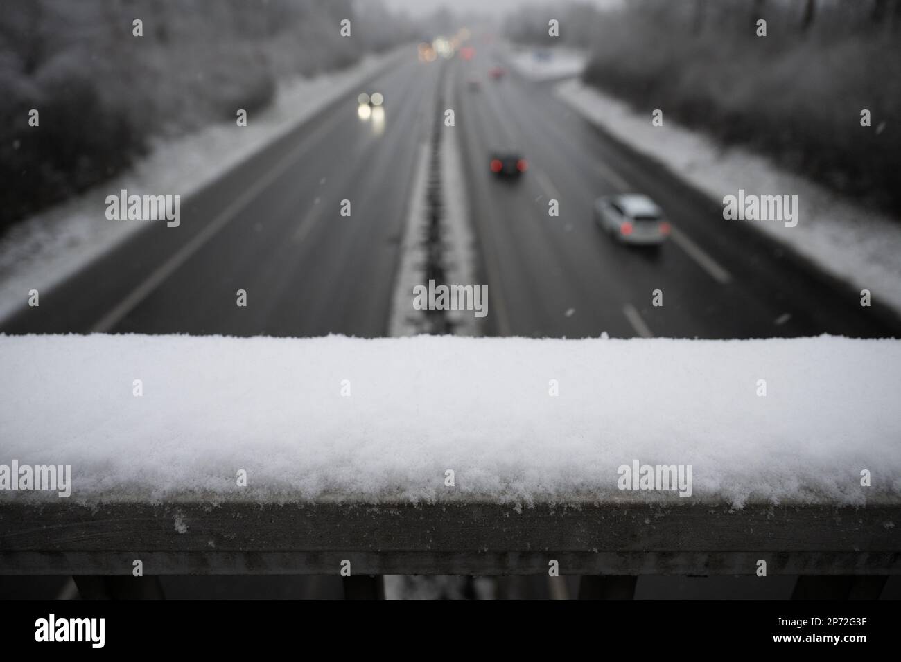 08 March 2023, Hesse, Gießen: Snow lies on a railing above the A485. An ...