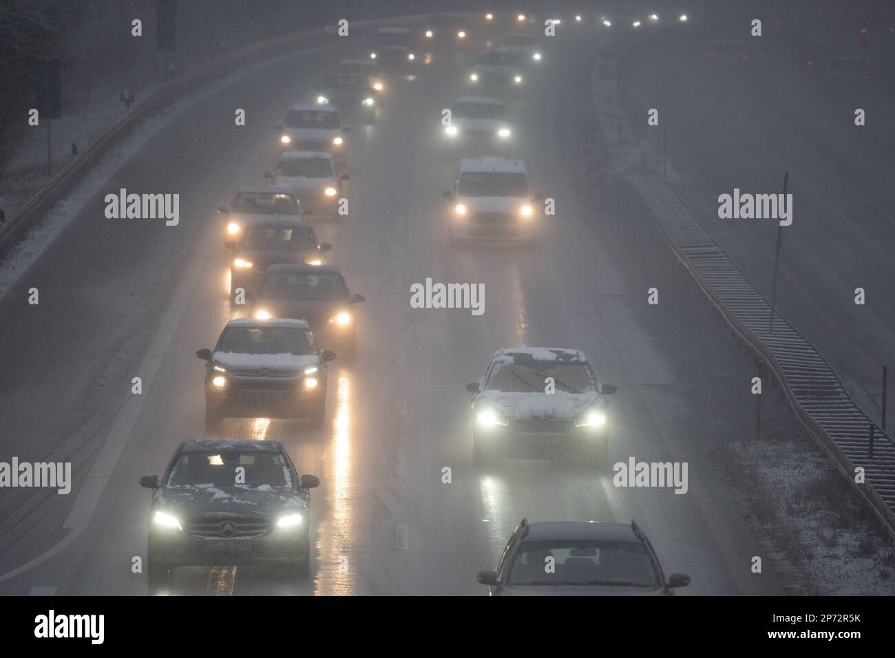 08 March 2023, Hesse, Gießen: Cars driving on the A485 in snowfall. An ...