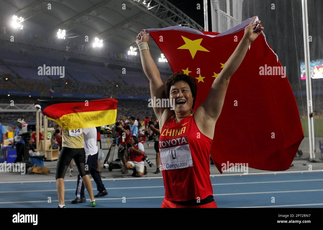 China's Li Yanfeng celebrates after winning gold in the Women's Discus ...