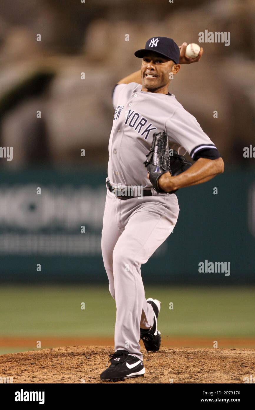 New York Yankees pitcher Mariano Rivera #42 pitches against the Los ...