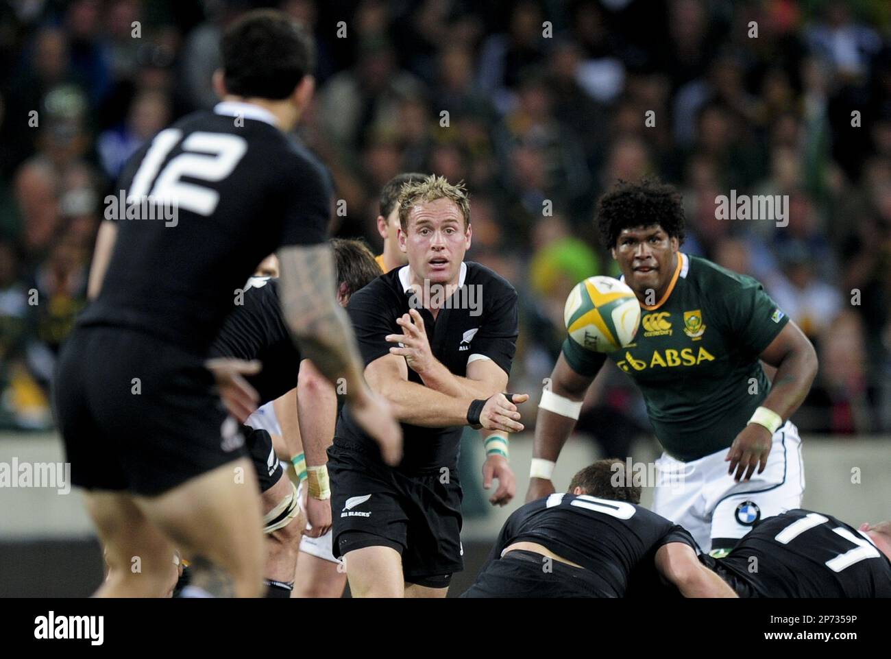 Sonny Bill Williams of the All Blacks, left, and Jimmy Cowan ,centre ...