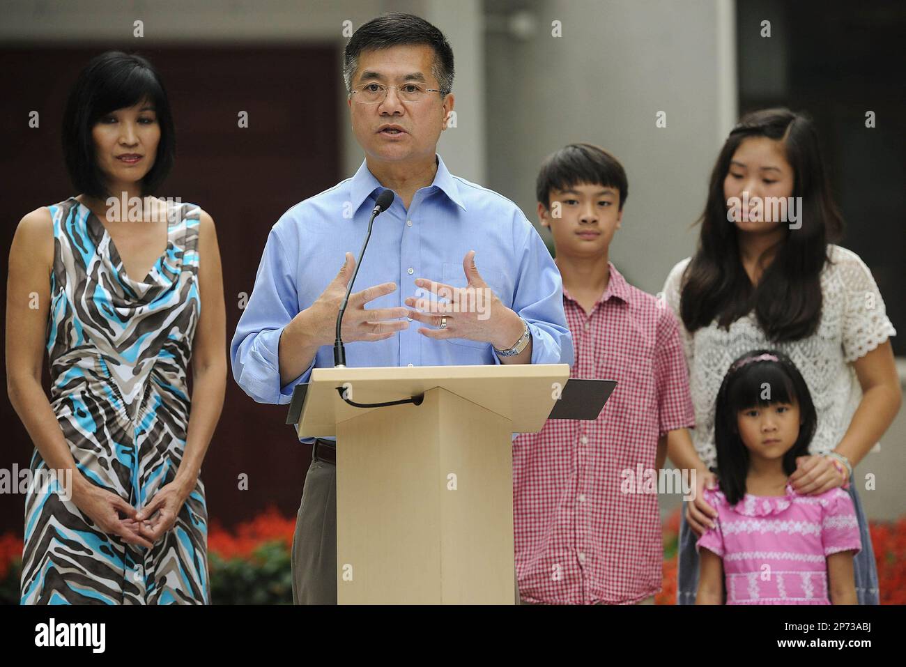 The new U.S. ambassador to China Gary Locke and his wife Mona Lee (L ...