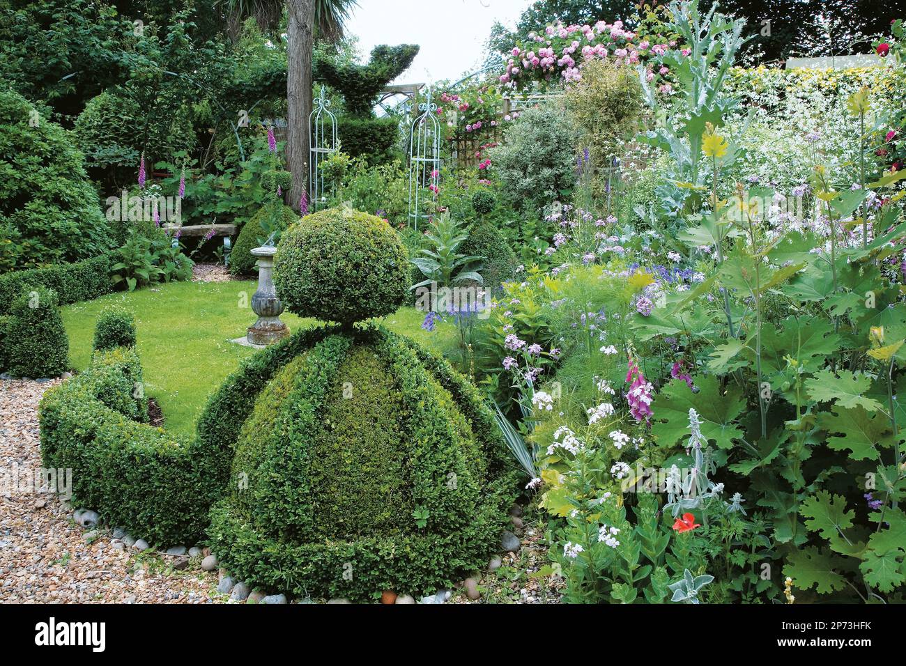 Low box hedging is expanded to form sculptural shapes Stock Photo - Alamy