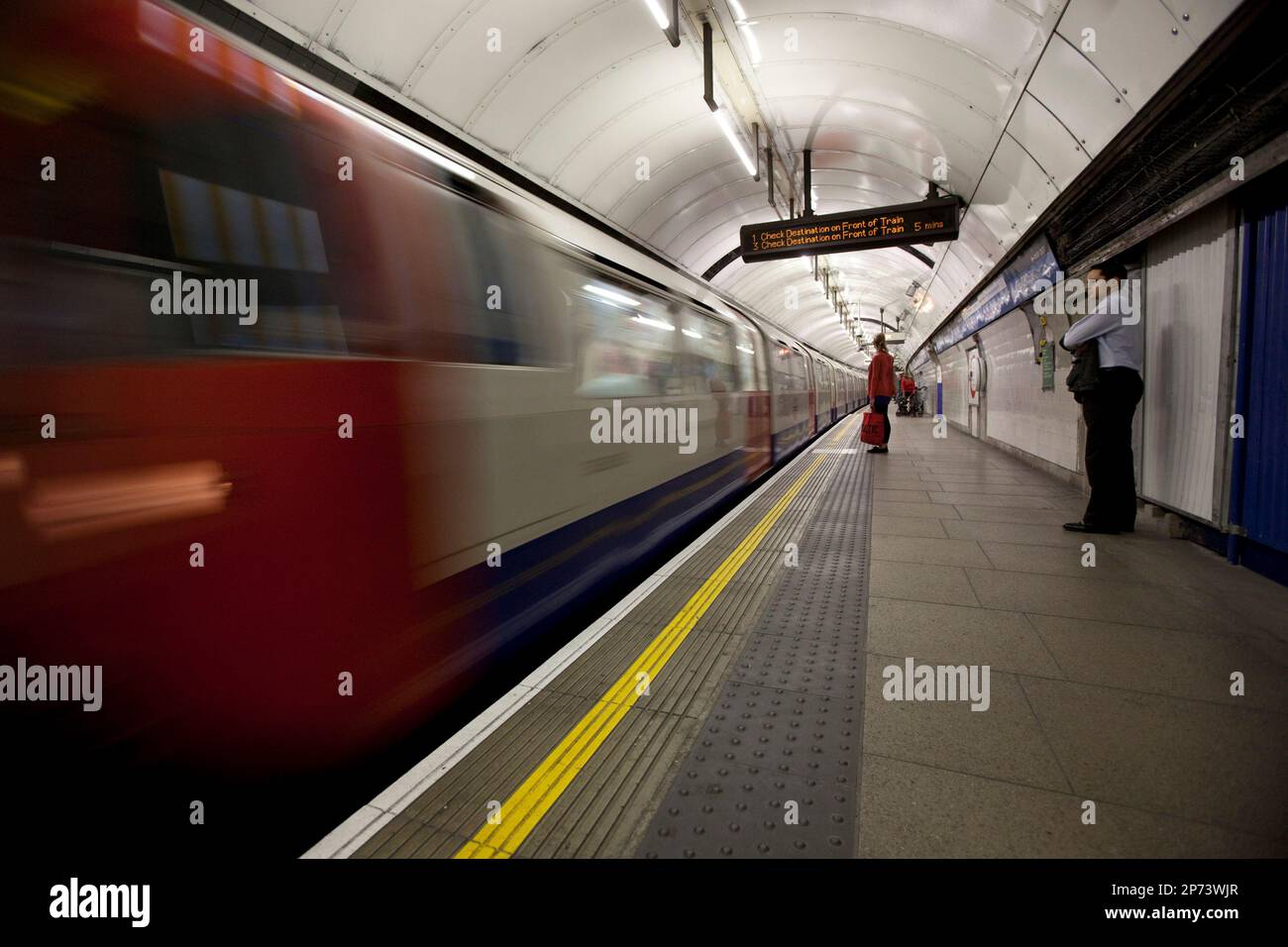 One of the two Victoria line platforms at King's Cross under ground ...