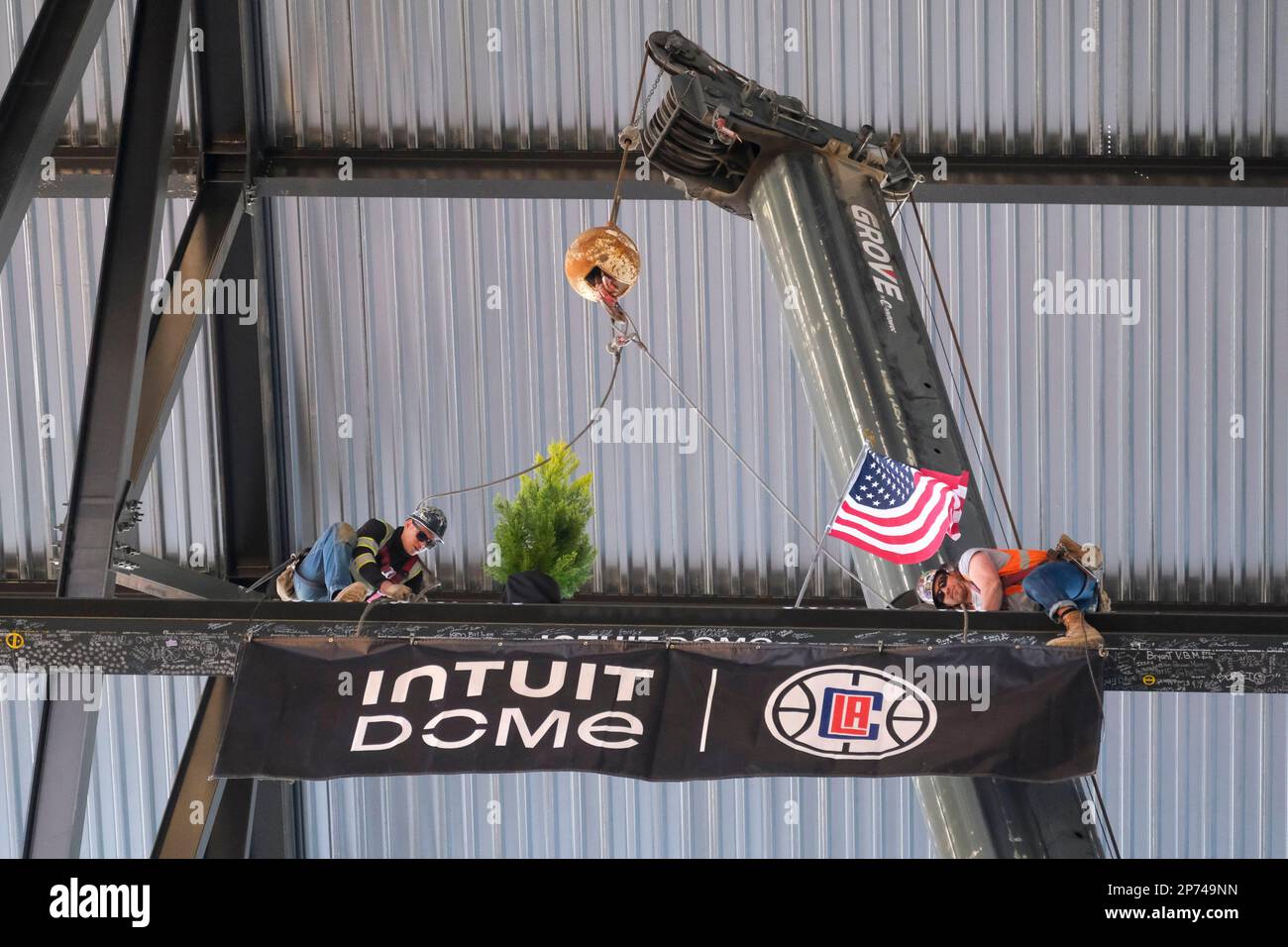 Los Angeles, United States. 07th Mar, 2023. Workers start to install ...
