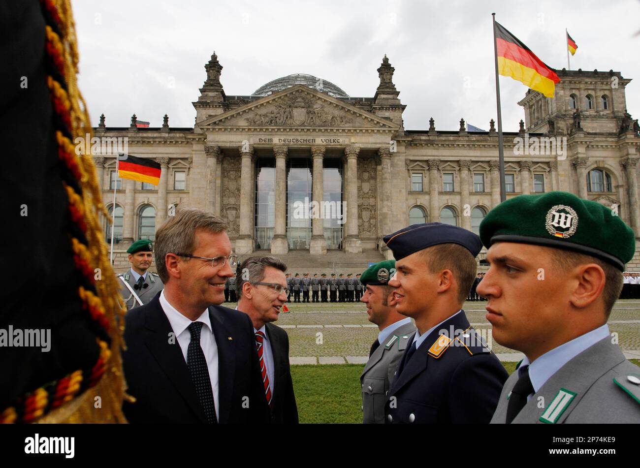 German President Christian Wulff, left, and Defence Minister Thomas de ...