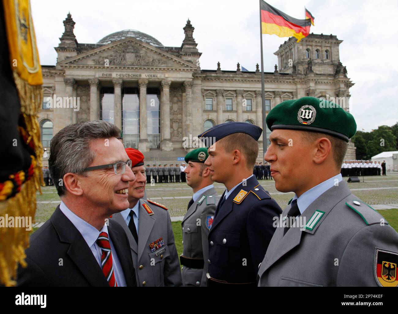 German Defence Minister Thomas de Maiziere and Chief of Staff of the ...