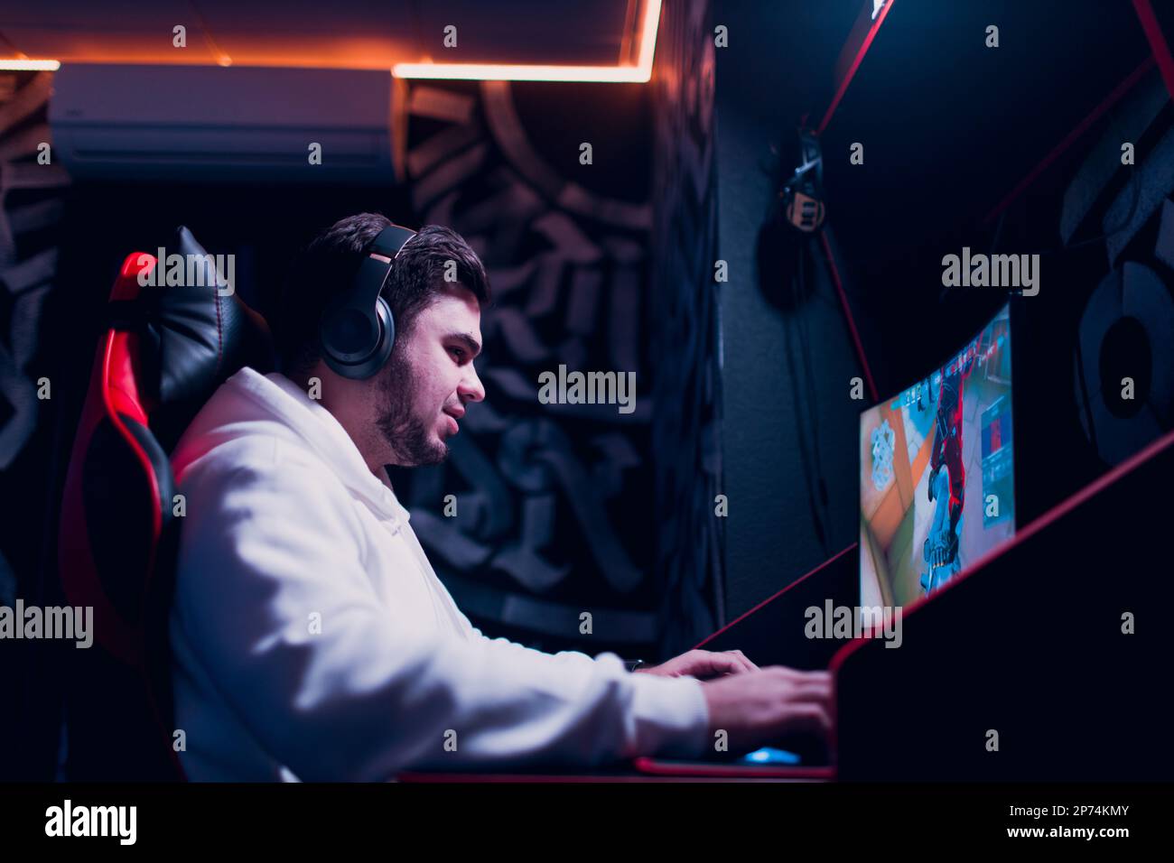 Guy playing gaming game on computer at game club Stock Photo - Alamy