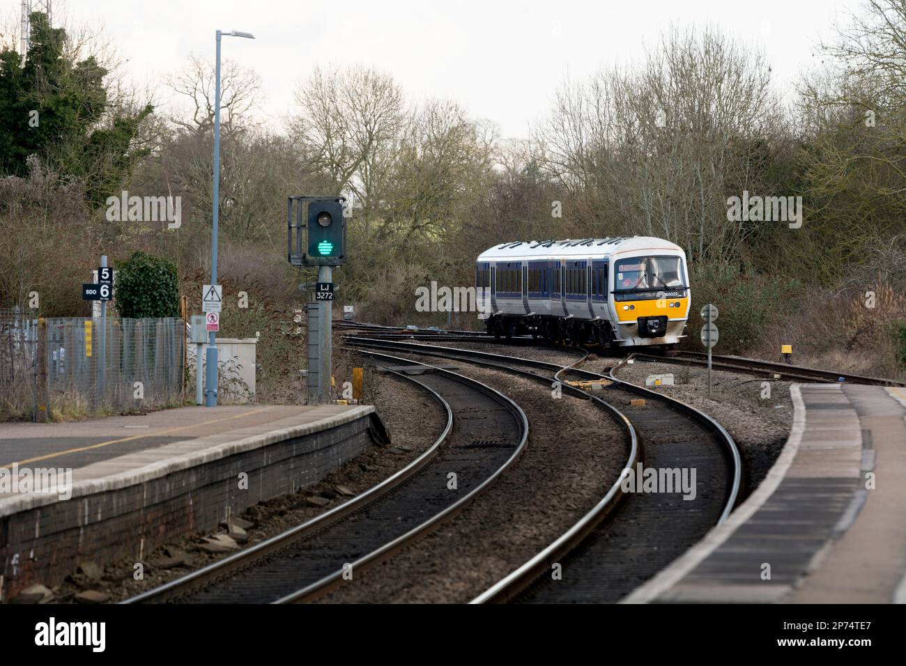 Chiltern Railways class 165 diesel train approaching Hatton station ...