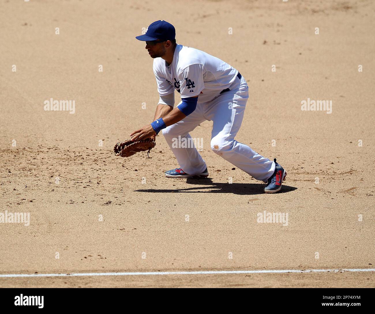Los Angeles Dodgers first baseman James Loney fields a ground ball ...