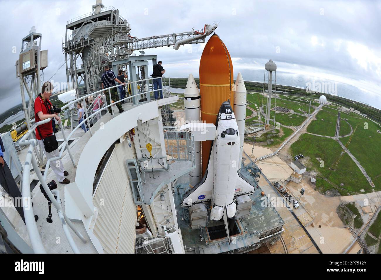 The rotating service structure rolls away from Space Shuttle Atlantis ...