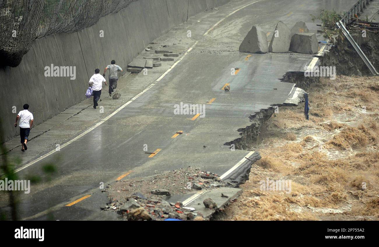 People run on the Chengdu-Wenchuan 213 State Road collapsed in ...
