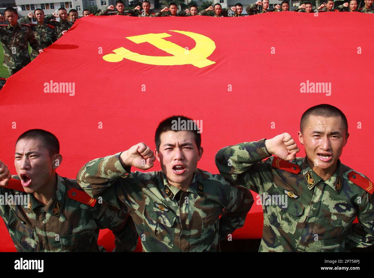 Chinese paramilitary soldiers make a huge Communist Party flag to ...