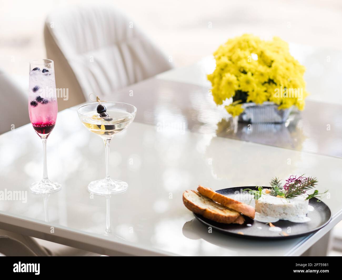 morning cocktail aperitif restaurant date Stock Photo - Alamy