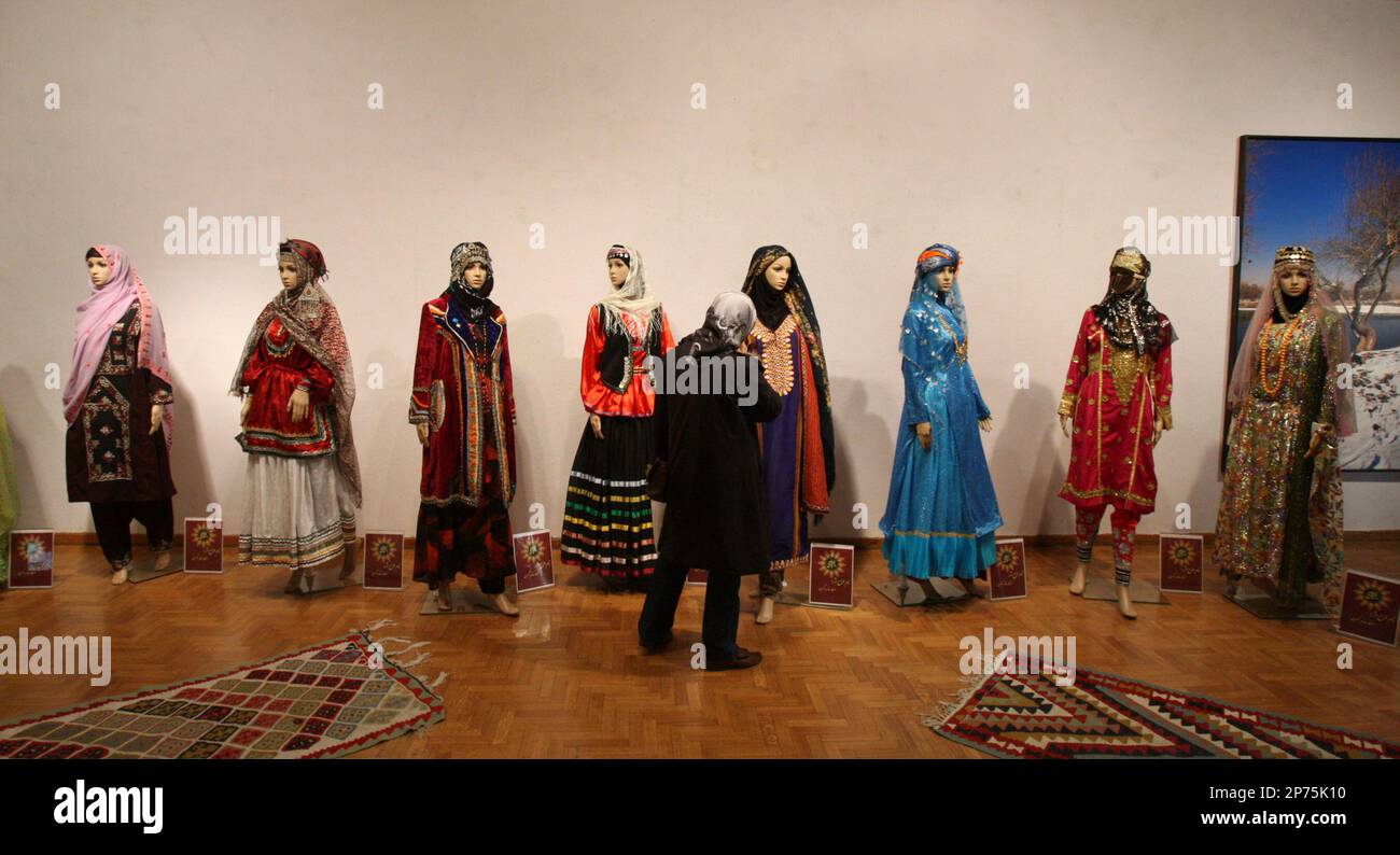 ARCHIV: An Iranian female visitor, center, views dressed mannequins ...