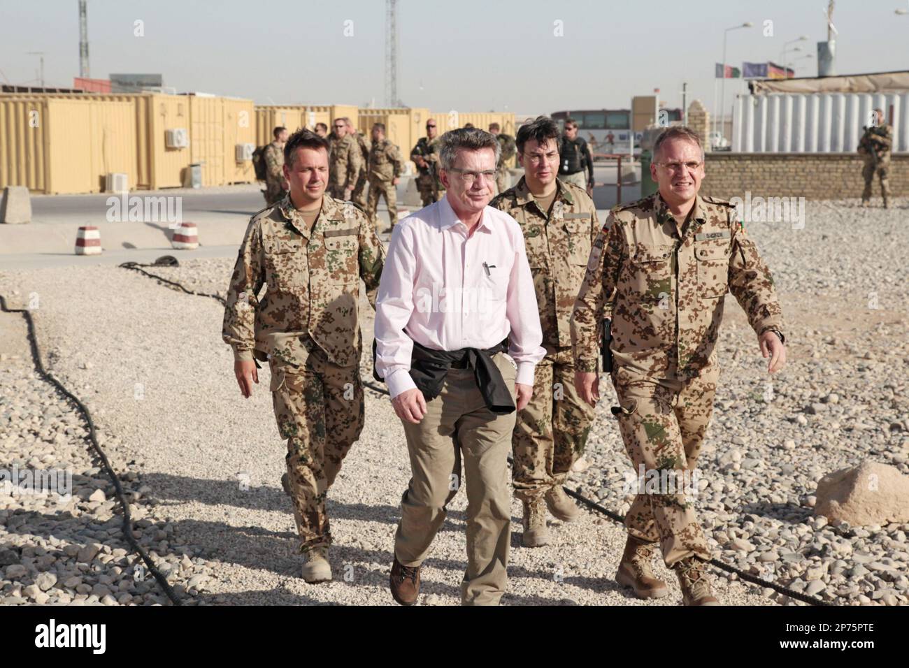 Verteidigungsminister Thomas de Maiziere (CDU, 2.v.l.) geht am Freitag (17.06.11) im Bundeswehr ...