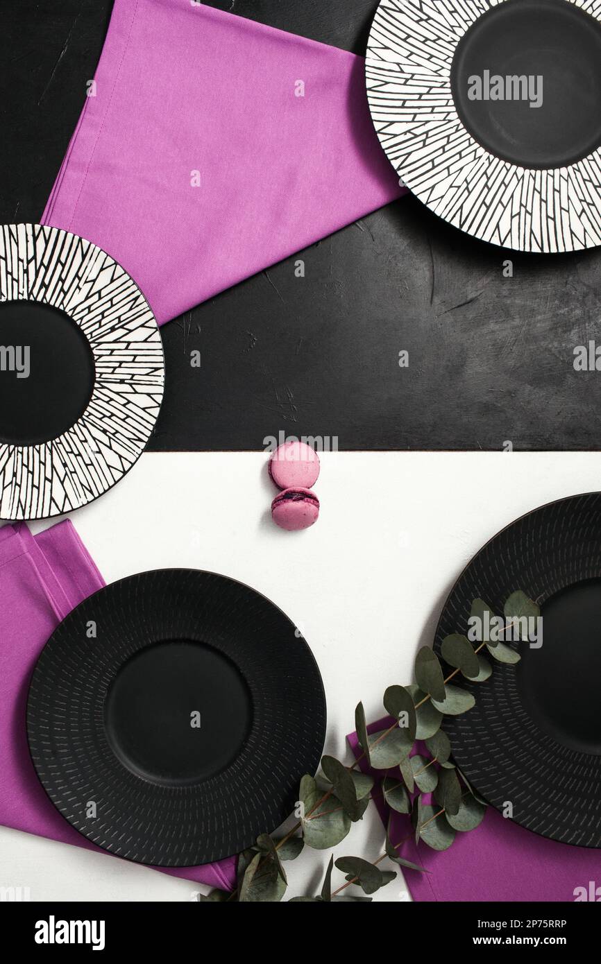 Set of empty black ceramic plates hi-res stock photography and images ...
