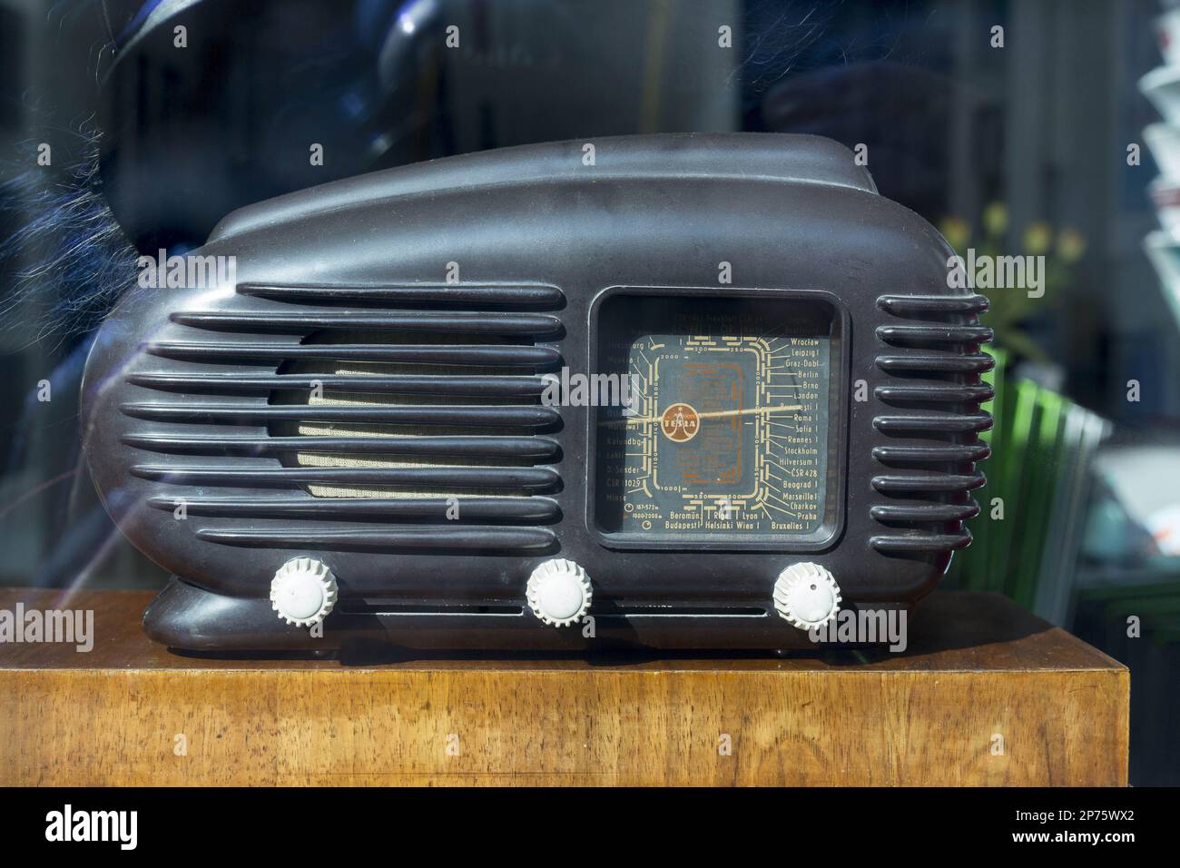 Old radio receiver Stock Photo - Alamy
