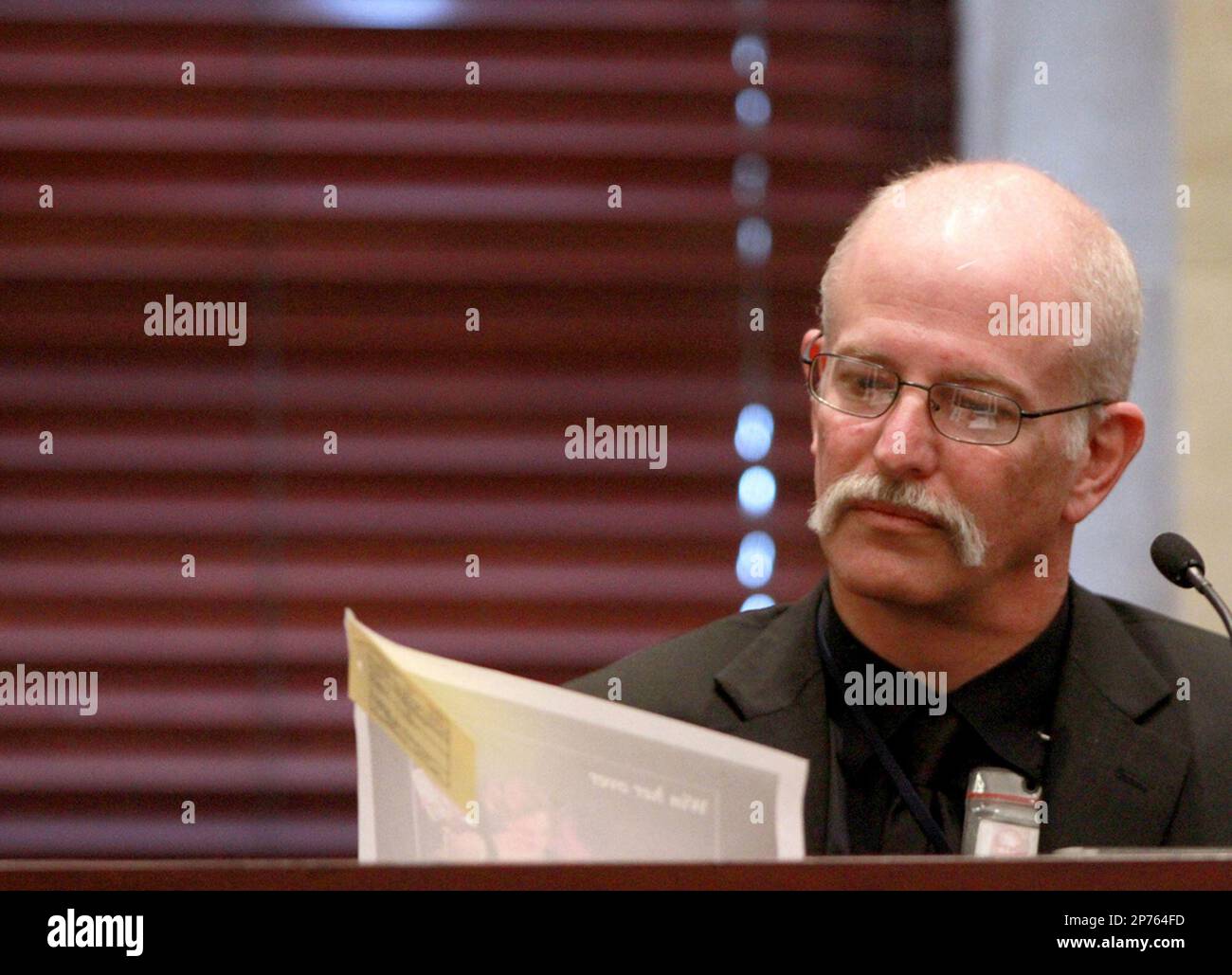 Sgt. Kevin Stenger of the Orange County Sheriff's Office testifies in ...