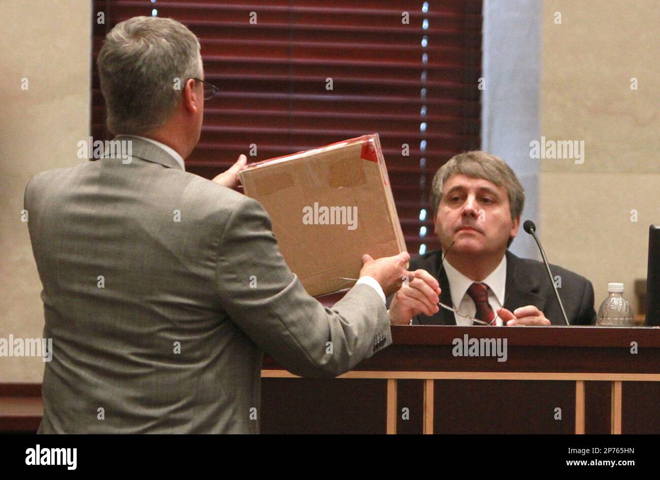 Assistant State Attorney Jeff Ashton, left, questions Dr. Arpad Vass ...