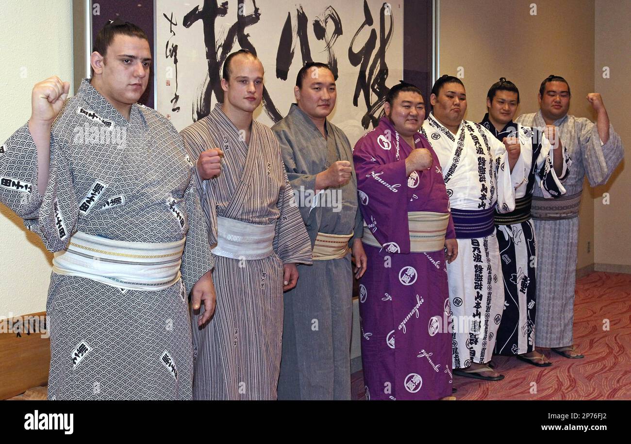 (L-R) Newly promoted juryo, Aoyoama, Takanoyama, Arawashi, Kaonishiki, Tenkaiho, Chiyonokuni and ...