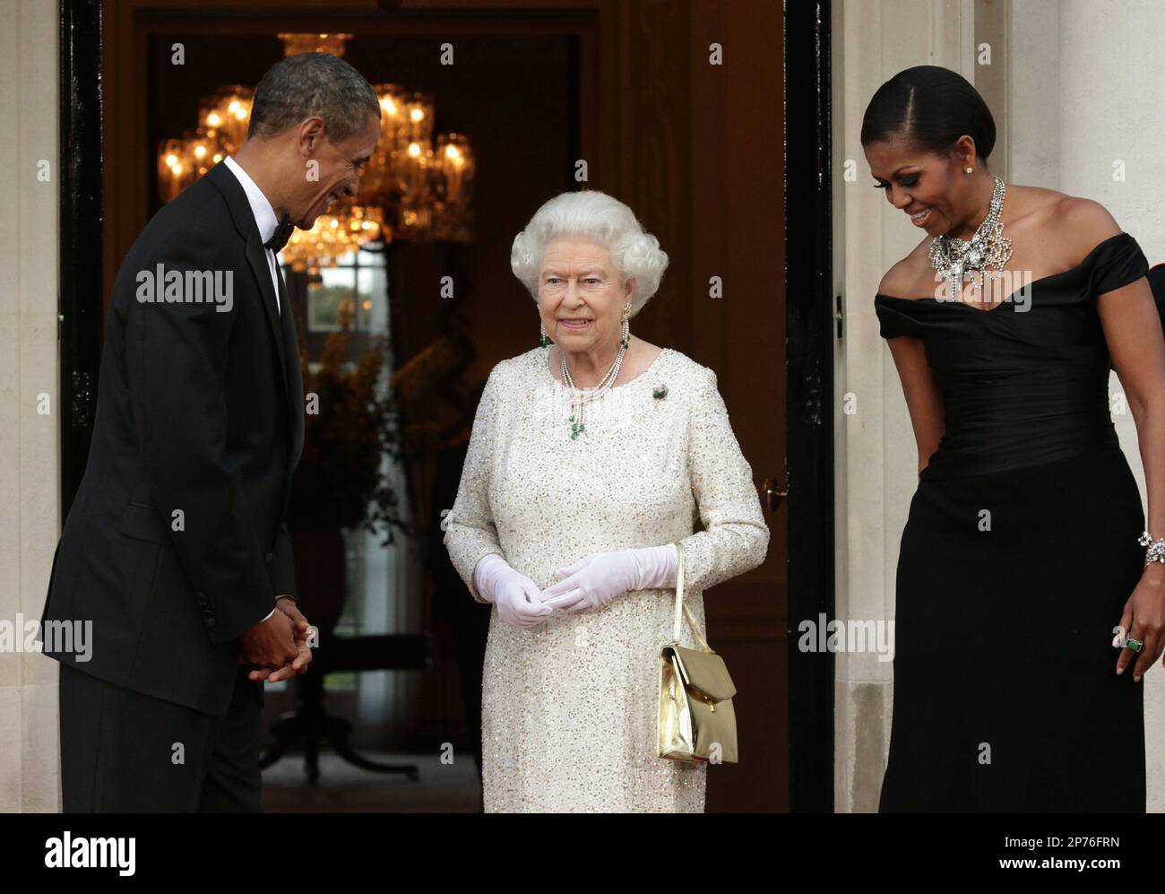 US President Barack Obama welcomes Britain's Queen Elizabeth II at ...