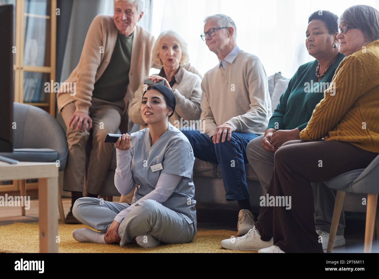 Elderly people watching tv nursing hi-res stock photography and images ...