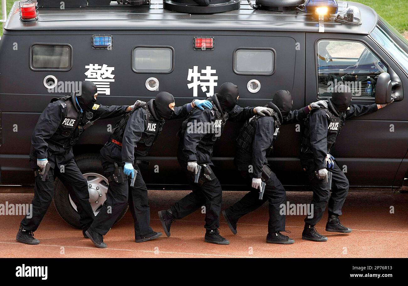 Chinese SWAT members take part in an anti-terrorist demonstration ...