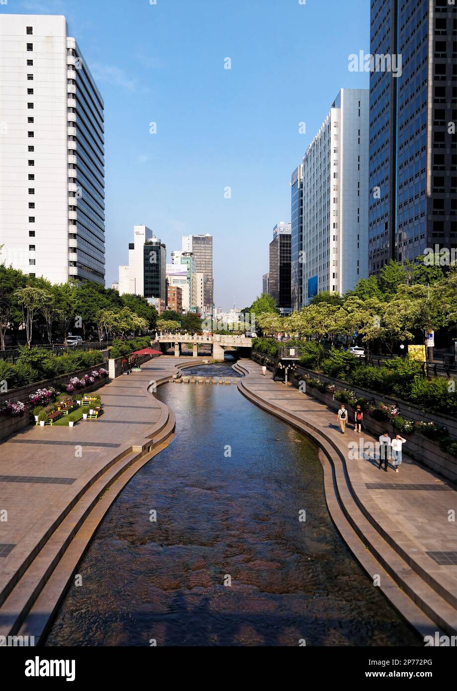 Seoul, South Korea - May 2019: Scenic view of the Cheonggye Stream ...