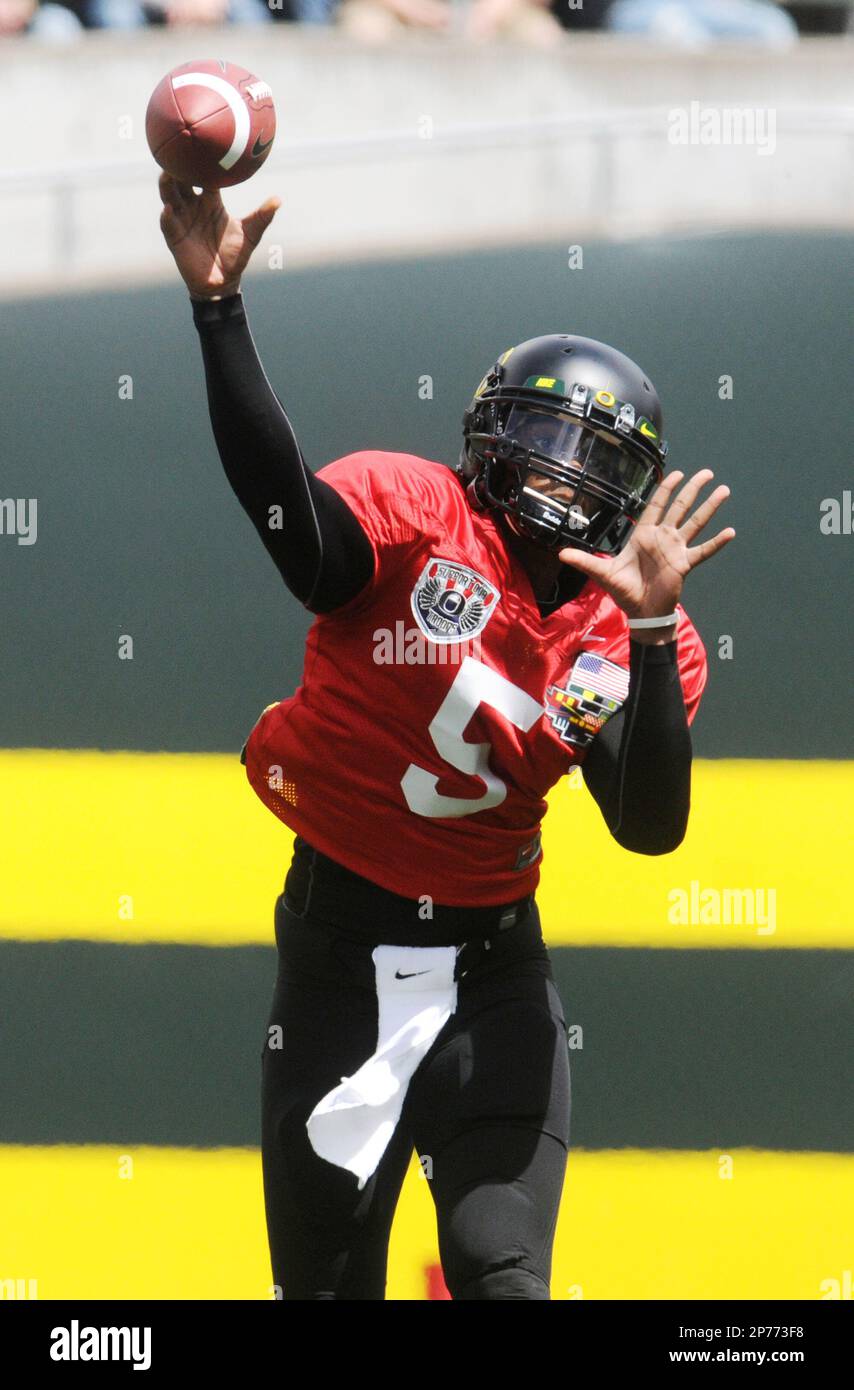 Oregon quarterback Darron Thomas (5) throws a pass during the spring ...