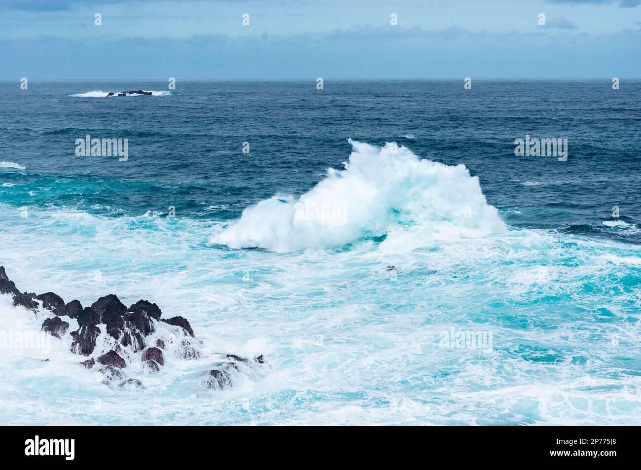 Ocean waves hitting rocks hi-res stock photography and images - Alamy