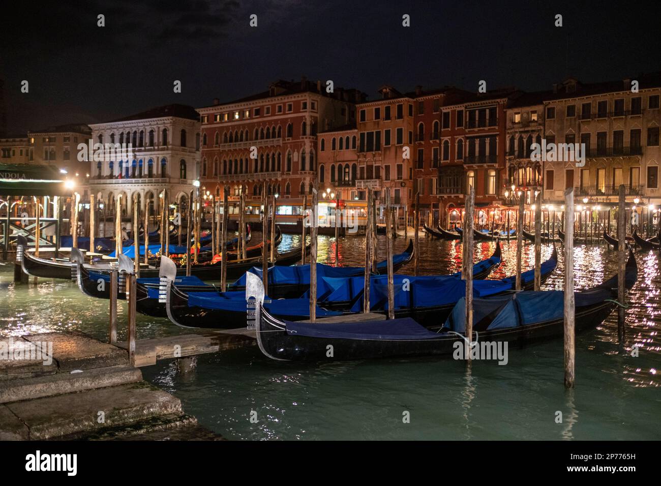 Gondolas at night venice hi-res stock photography and images - Alamy