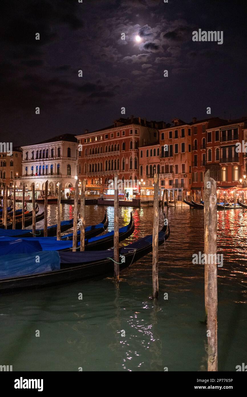 Gondolas at night venice hi-res stock photography and images - Alamy