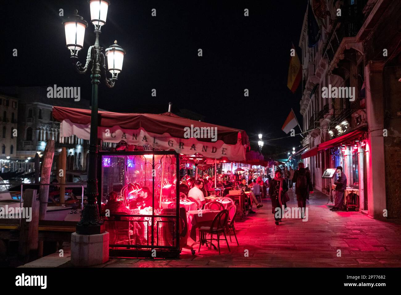 Brightly coloured canal side restaurant near the Rialto Bridge, Venice ...