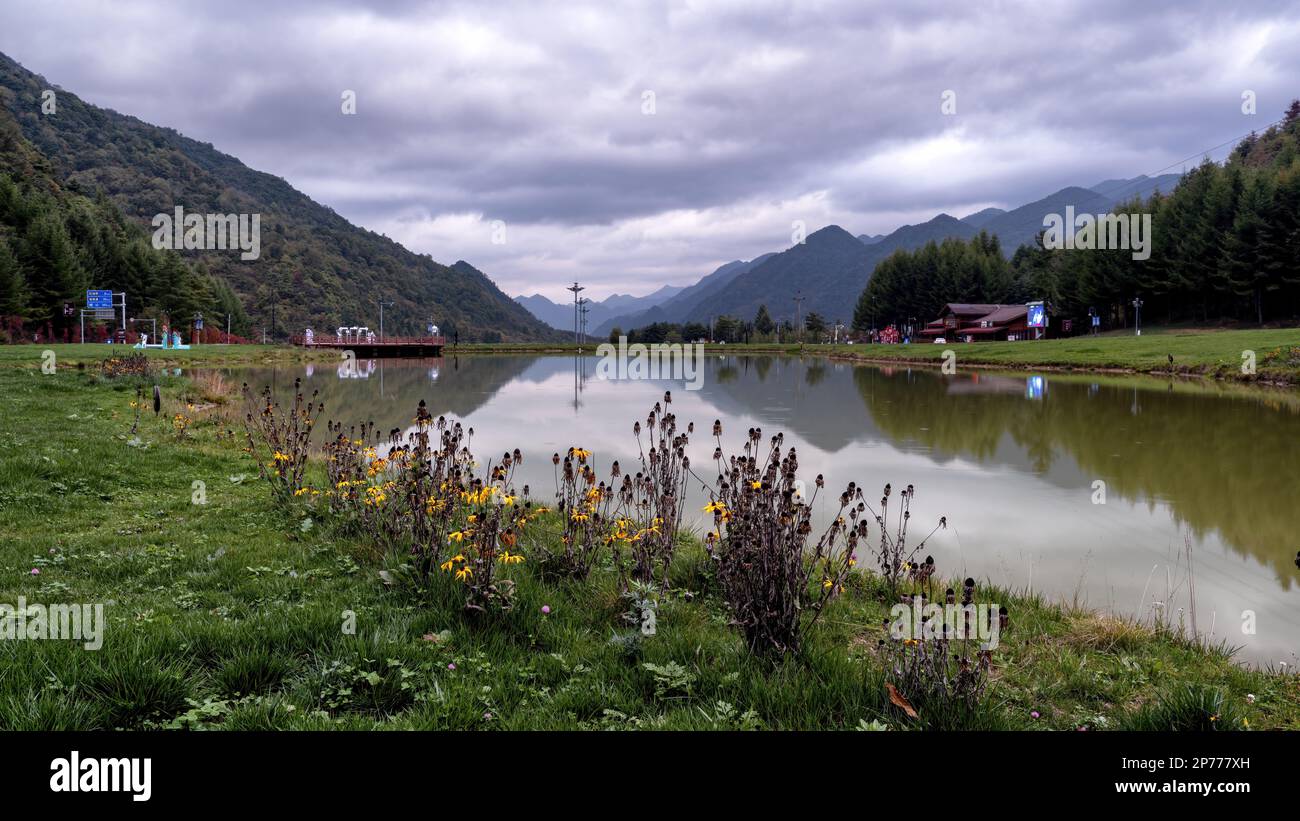 Red pond dam hi-res stock photography and images - Alamy