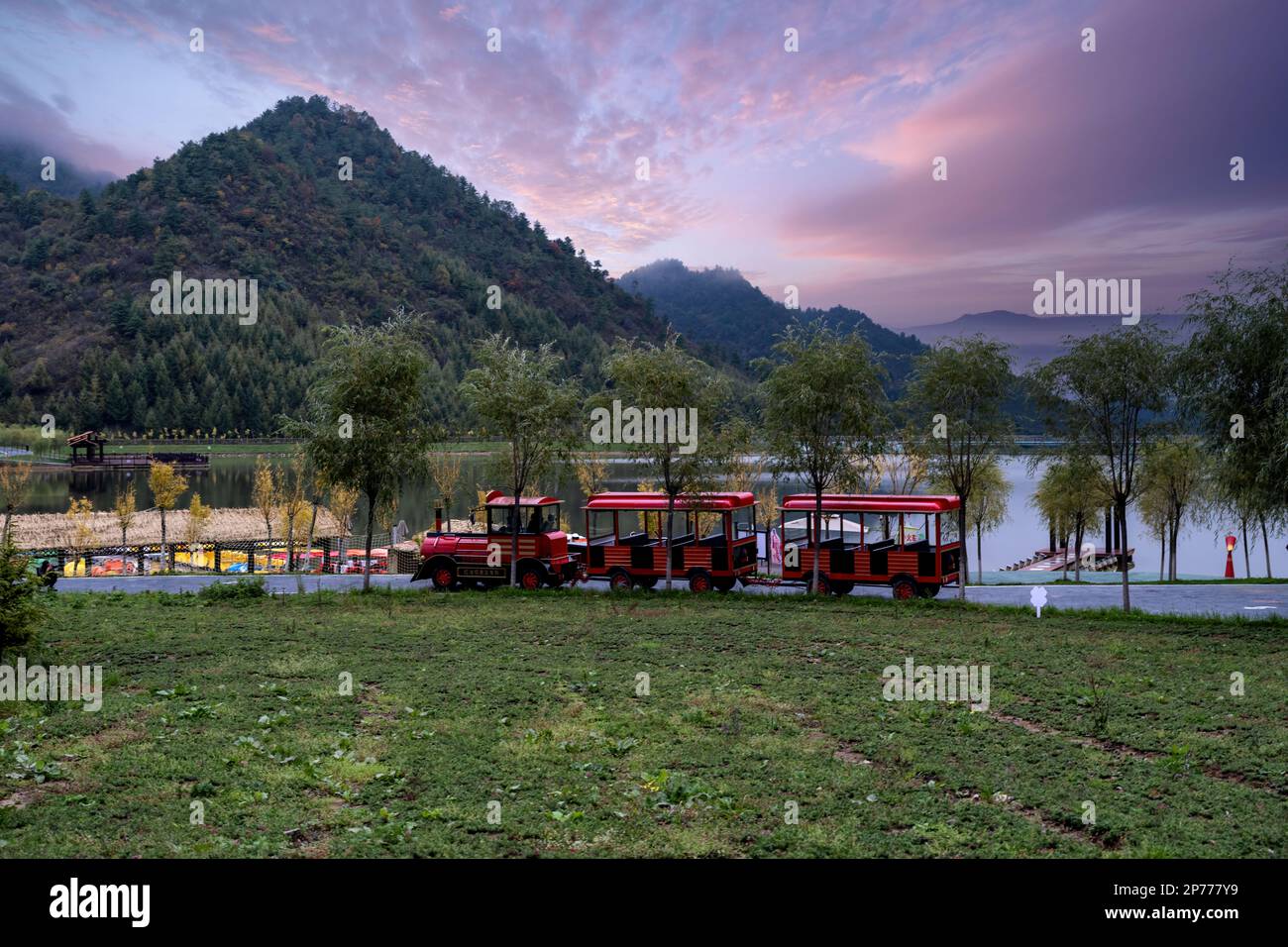 Red pond dam hi-res stock photography and images - Alamy
